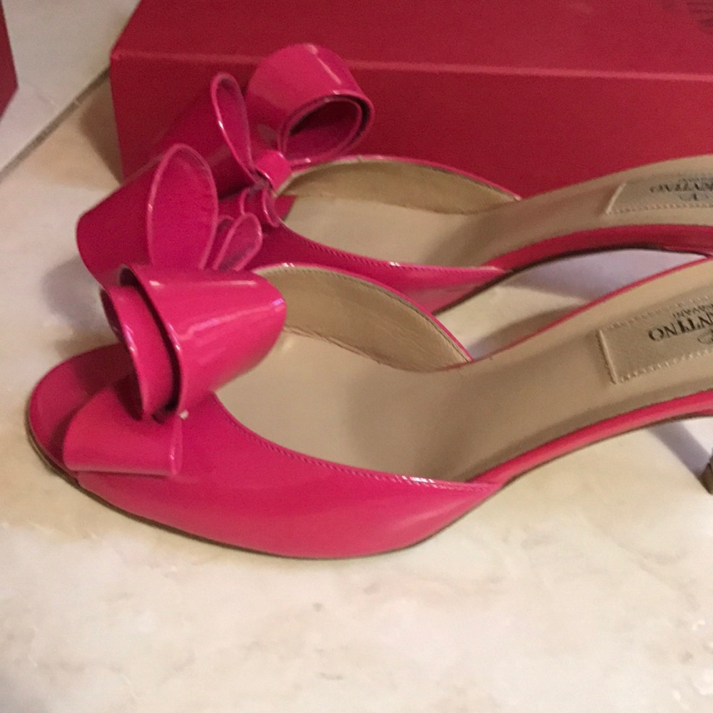 Valentino Fuchsia Bow Sandals. - Gem